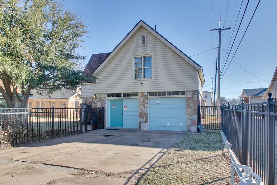 Private Carriage House Studio Near Sheppard AFB | TDY Hero